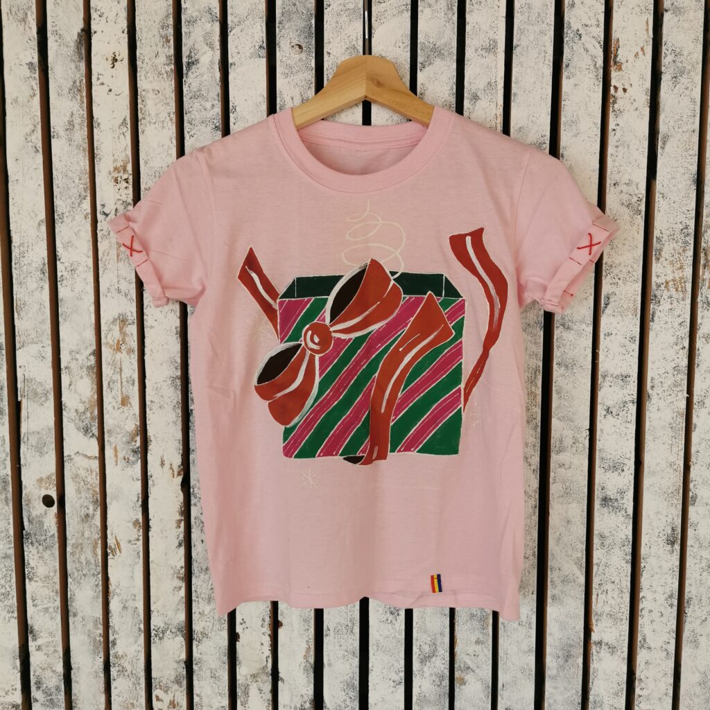 Tricou pictat CADOU roz. - Livrare Rapida